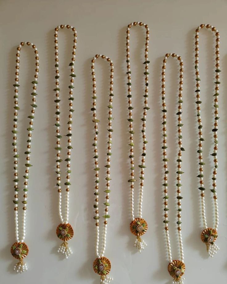 Barat Welcome Mala | White, Golden and Pista Beats – Happy Giftings